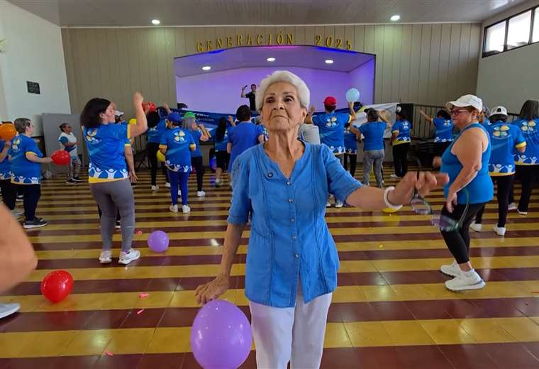 La mujer de 87 años que llega sola a bailar en Coronado y acapara todas ...